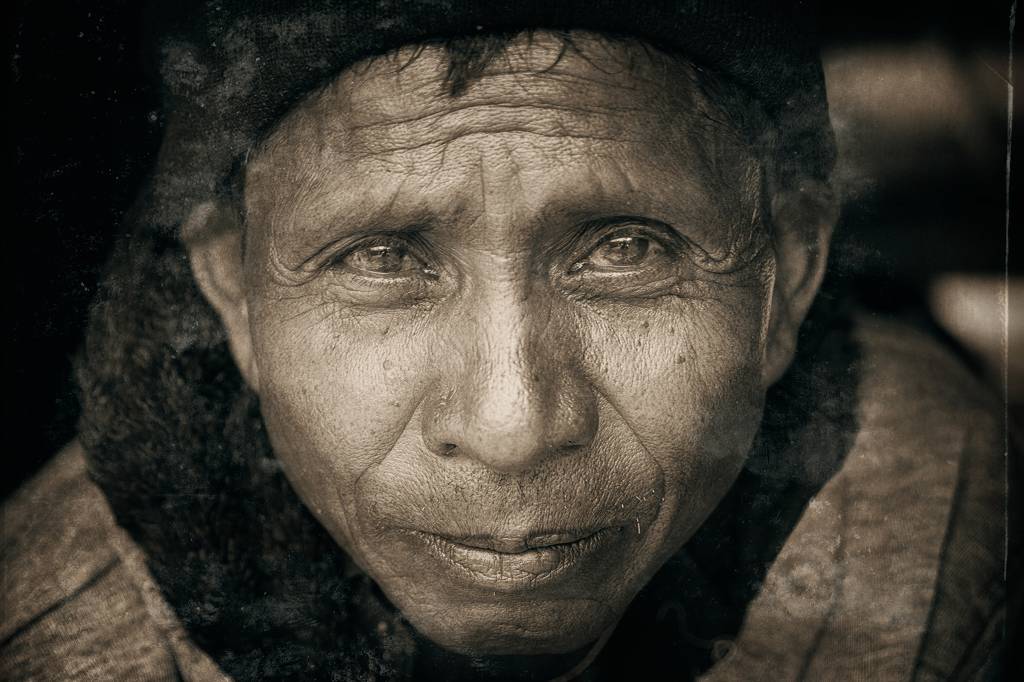 PORTRAIT D'HOMME DANS UN MARCHÉ TRIBAL par Pierre Arnoldi, Photographie ...