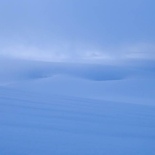 Neige bleue, brouillard et montagne lointaine by Jean-Pierre Jacquier ...
