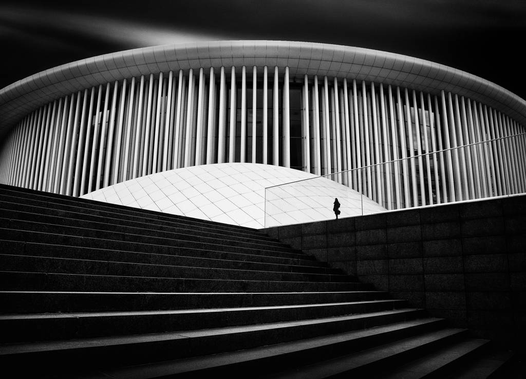 Round and tight par Marc Apers, Photographie, Numérique | Art Limited
